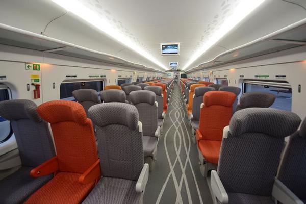 辽观 的想法: MTR380A（香港“动感号”）内部 | 图1：图片题注：港铁CRH380A型动车的二等座车厢（3+2座位） 图片作者 ...