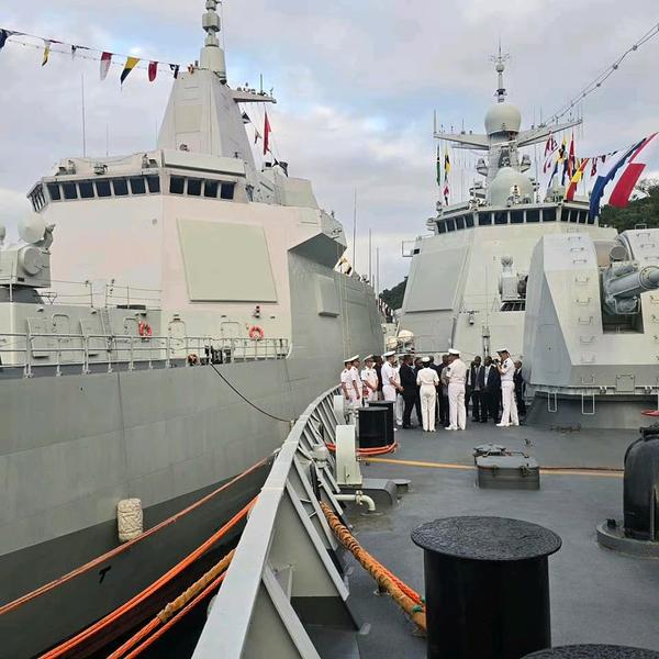 hua 的想法: 近距离欣赏055和052D型驱逐舰 | 这组照片拍摄于瓦努阿图，图中出现的是055型驱逐舰的8号舰108咸阳号（2023年4月21日服役）和052D型驱逐舰17号舰162南宁 ...