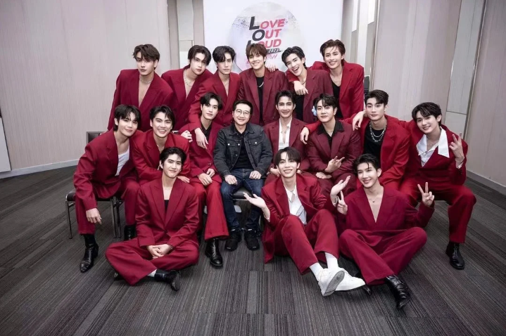 Skm权萌萌 的想法: 伪科普|说说GMM家的一二三代官配cp 刚刷到offgun和taynew在台下观看弟弟们的表演，真的是感触颇深啊。趁着这两天lol上头，赶紧发一篇伪科普贴。 截至 ...