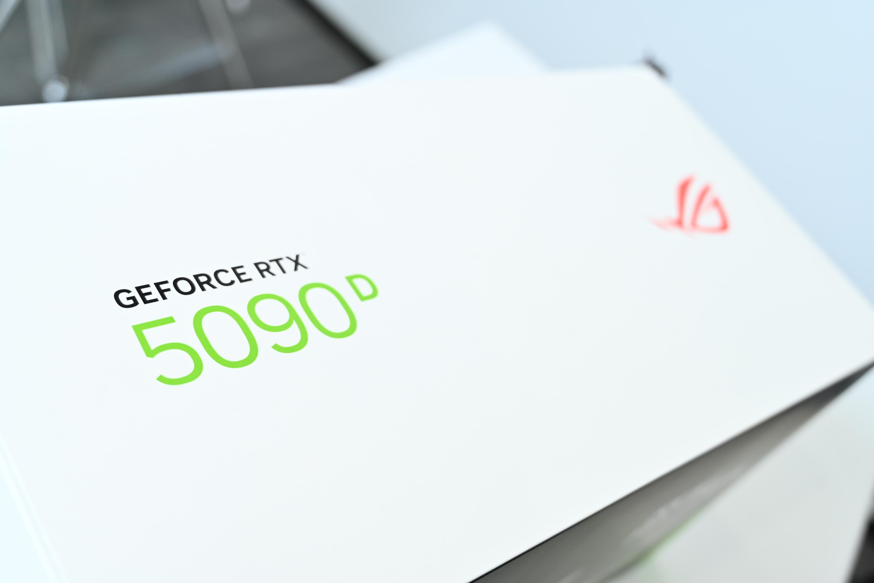 大魏 的想法: 知乎首发——夜神 5090D 水冷版 | 短暂的借到了ROG 夜神 5090D 水冷版！真的超级帅啊，显卡本体两槽的宽度，比起 ...