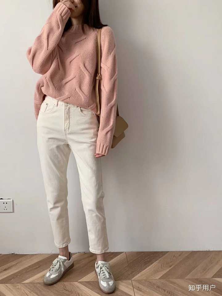 粉色的衣服可搭配什么颜色的裤子好看? 知乎