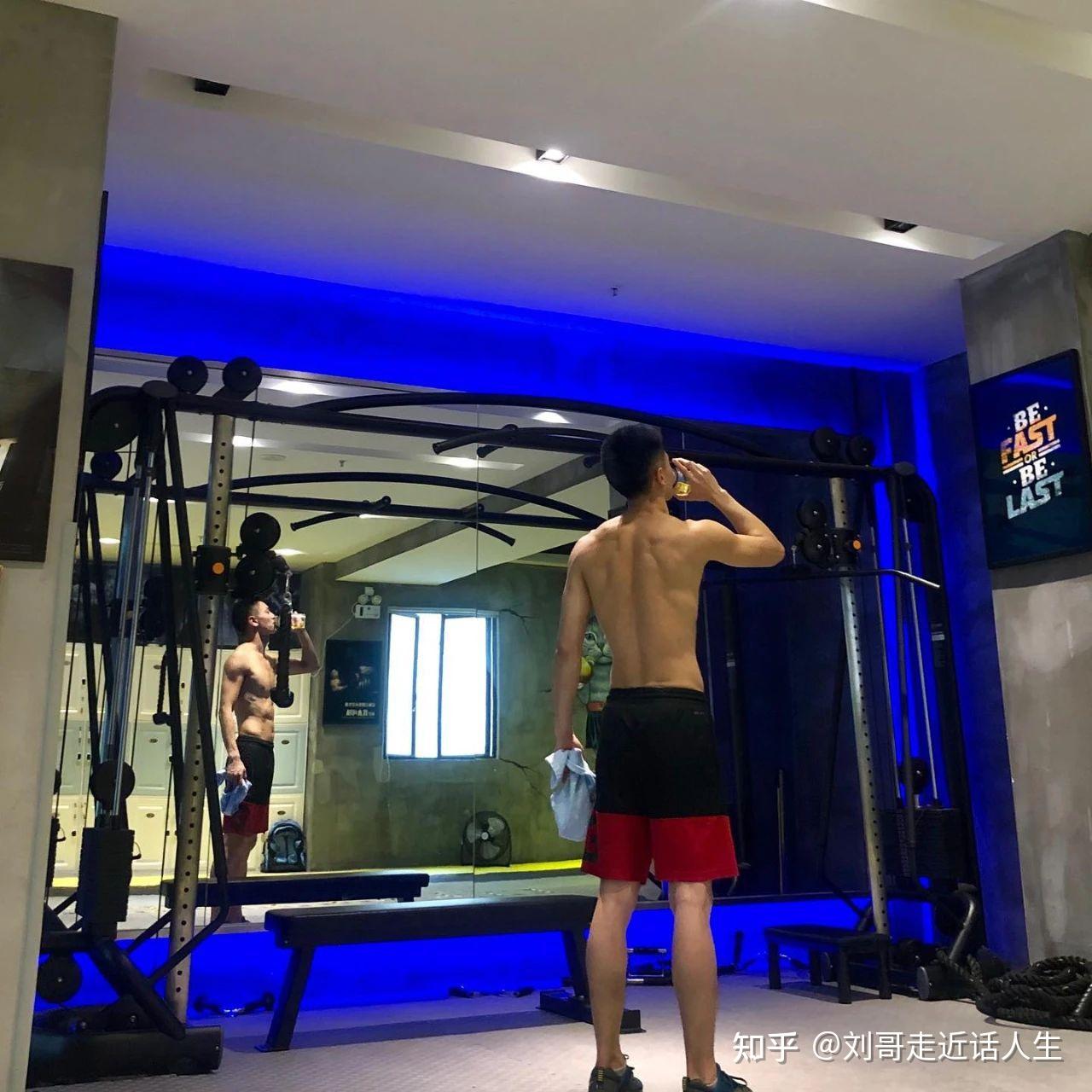 不愧是《东北插班生》里的 最强男人”！黄曦彦寸头肌肉堪称完美~ 知乎