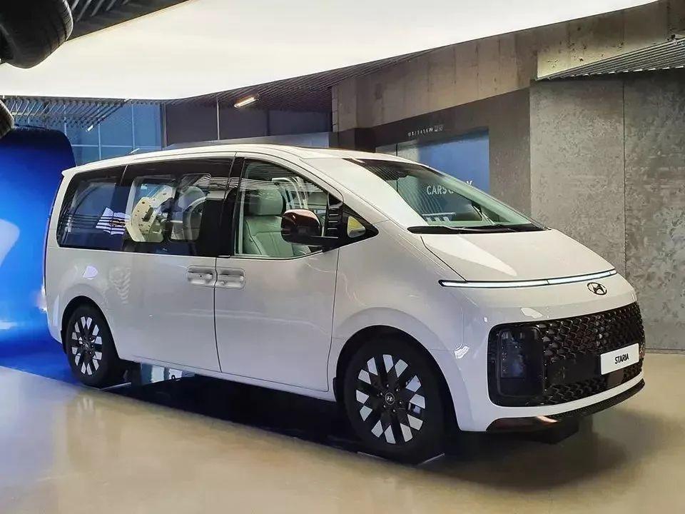 理想首款超大号MPV曝光！造型罕见、充电10分钟续航400公里 - 知乎