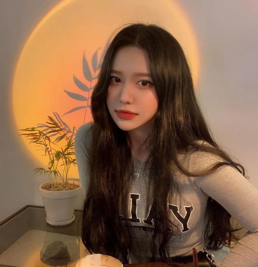 韩国网红siaa，不畏世俗，大胆秀身材，精致五官，诱人红唇 - 知乎