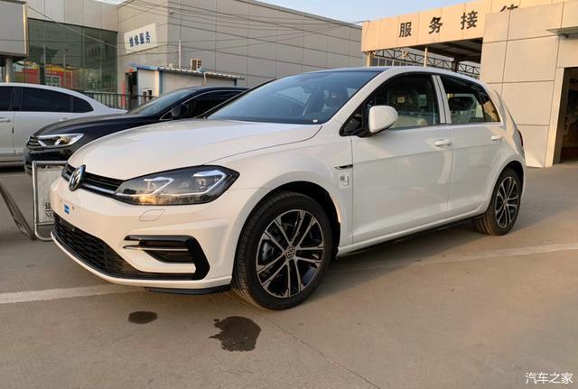 实拍2020款大众高尔夫！白色车身很时尚，配并线辅助+定速巡航 - 知乎