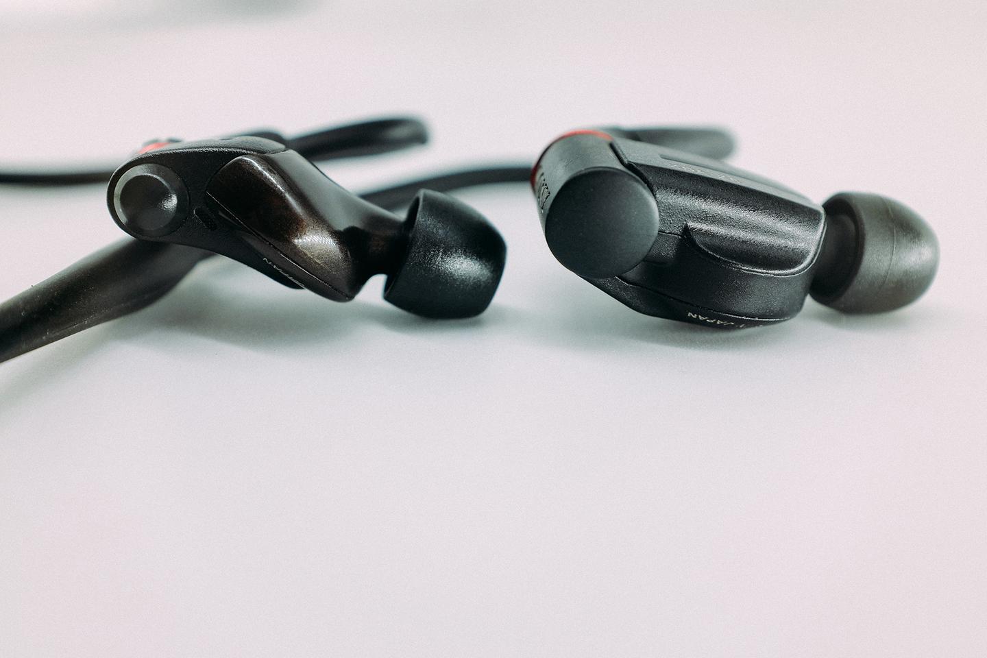 新老旗舰之争-SONY EX1000(EXK)、XBA-Z5耳机对比测评——开箱、外观篇 - 知乎