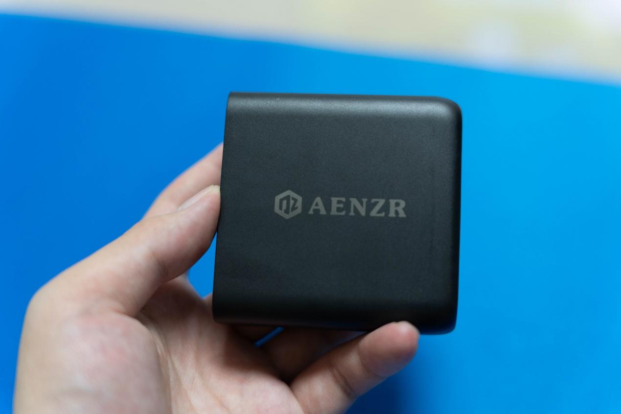 一个顶四，安全高效，AENZR 130W充电头全评测