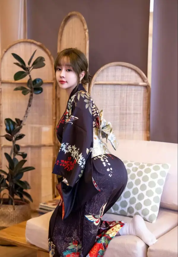 深色日式和服和来辣妹装，丰腴姿态婀娜妩媚。 知乎