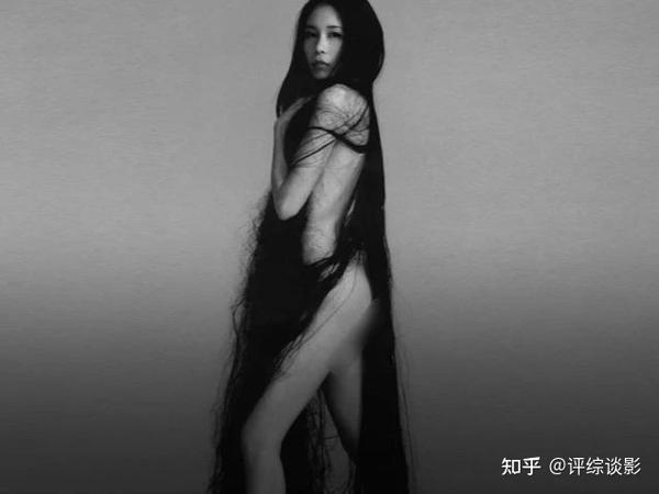 莫文蔚绝版写真公开展览，尺度太大引争议，但有些裸露和色情无关 知乎