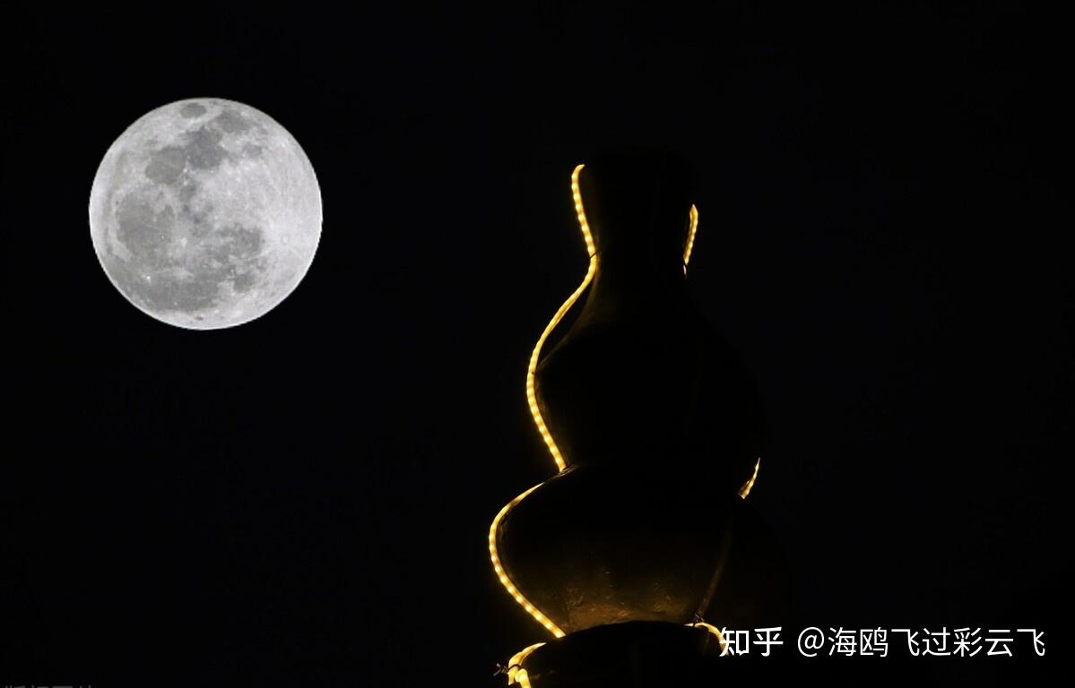 《月下独酌·其一》 李白 〔唐代〕 花间一壶酒,独酌无相亲。 举杯邀明月,对影成三人。 月既不解饮,影徒随我身。 暂伴月将影,行乐须及春。 我歌月徘徊,我舞影零乱。 知乎