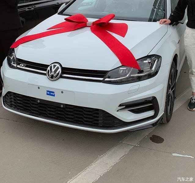 实拍2020款大众高尔夫！白色车身很时尚，配并线辅助+定速巡航 - 知乎