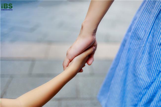 hand是手，foot是脚，那hand and foot是什么意思？ - 知乎