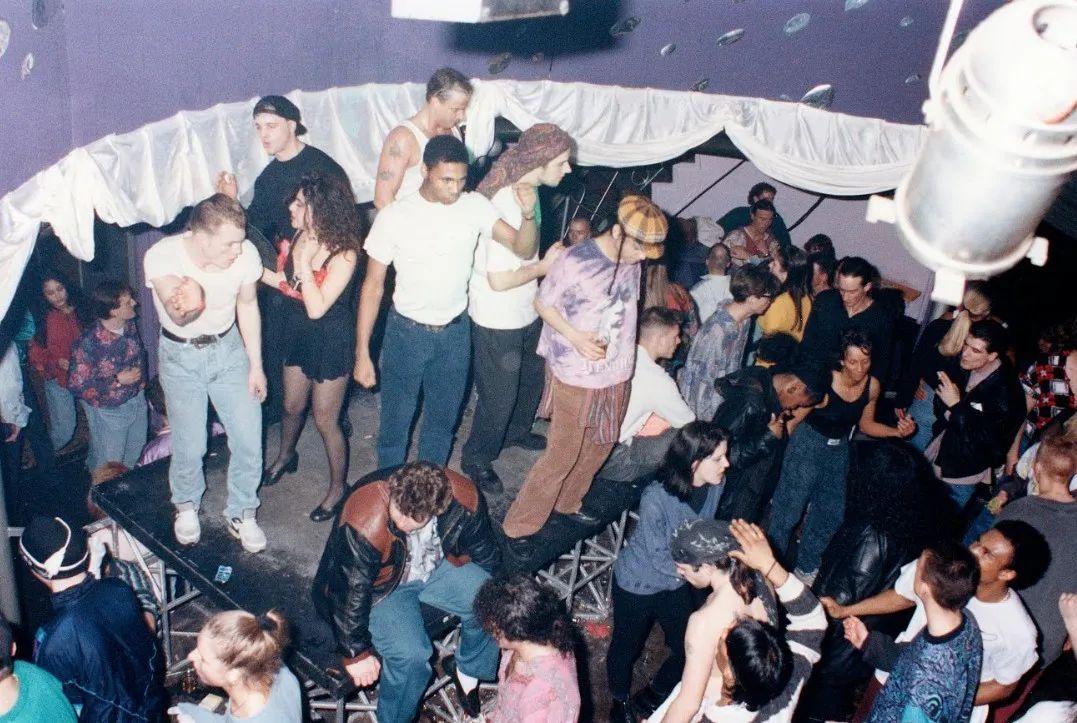 被 Demna 与 Raf 取鉴过的 Gabber 亚文化究竟是怎样的？ - 知乎