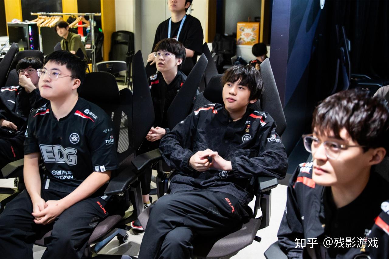 真的老了！LPL四队出征S13，Uzi还是没能站在台上 - 知乎
