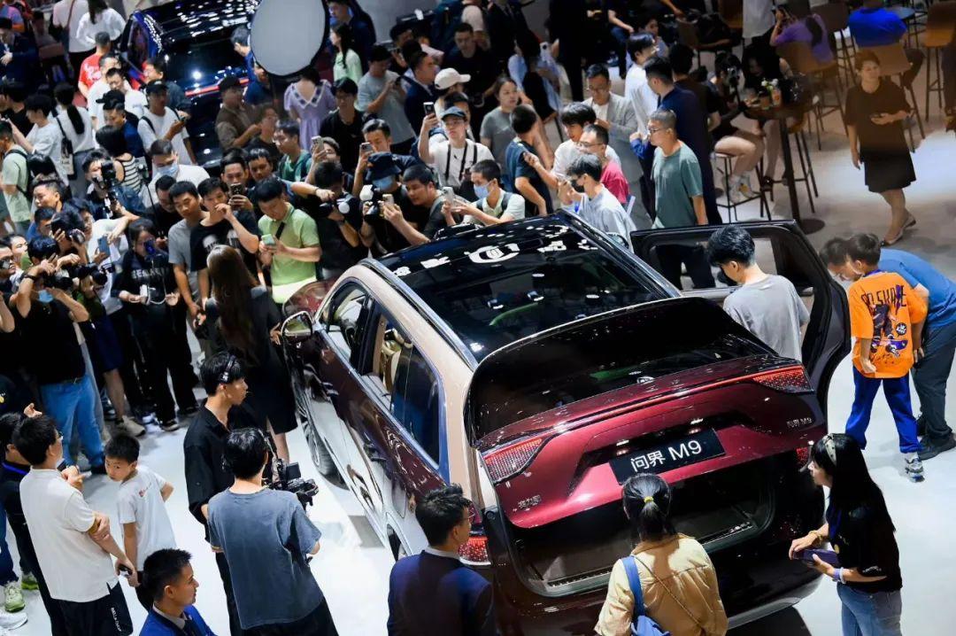 粤港澳车展：问界M8抢走M9多少用户 - 知乎