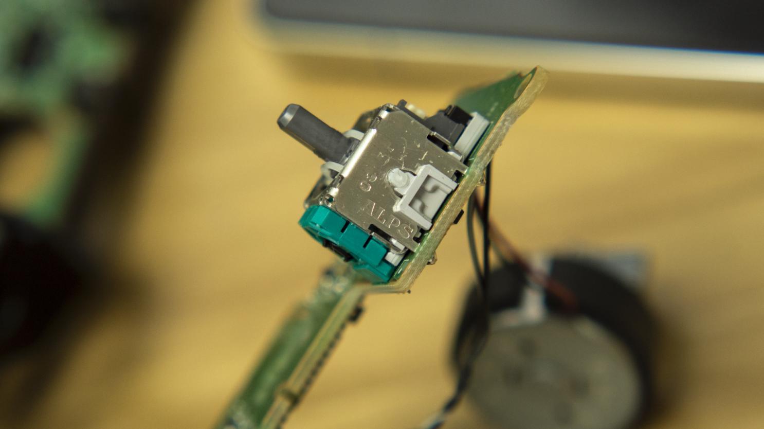 国产手柄和Xbox手柄还有多少差距，飞智黑武士3Pro与Xbox拆解对比 - 知乎