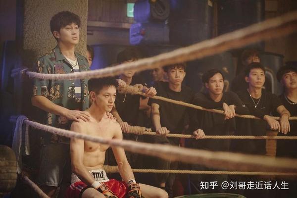 不愧是《东北插班生》里的 最强男人”！黄曦彦寸头肌肉堪称完美~ 知乎
