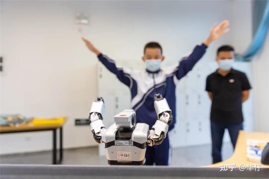 龙华少年科学院开班，SURWISE电容会议平板助阵 - 知乎