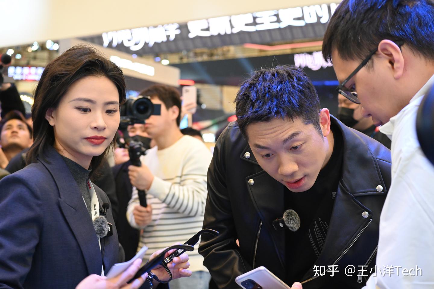 打卡AWE雷鸟展台，偶遇许昕和Tim - 知乎