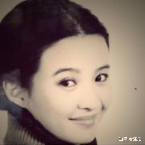 她长得美气质好却不温不火，心甘情愿养了男友5年，如今怎样了？ 知乎
