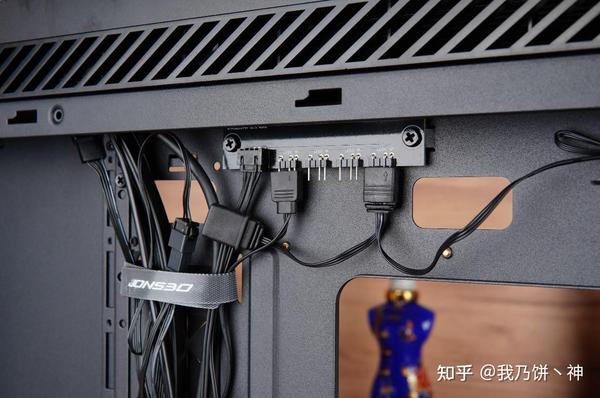 附送多个硬盘架，支持10+硬盘同时安装，乔思伯D500机箱评测 - 知乎