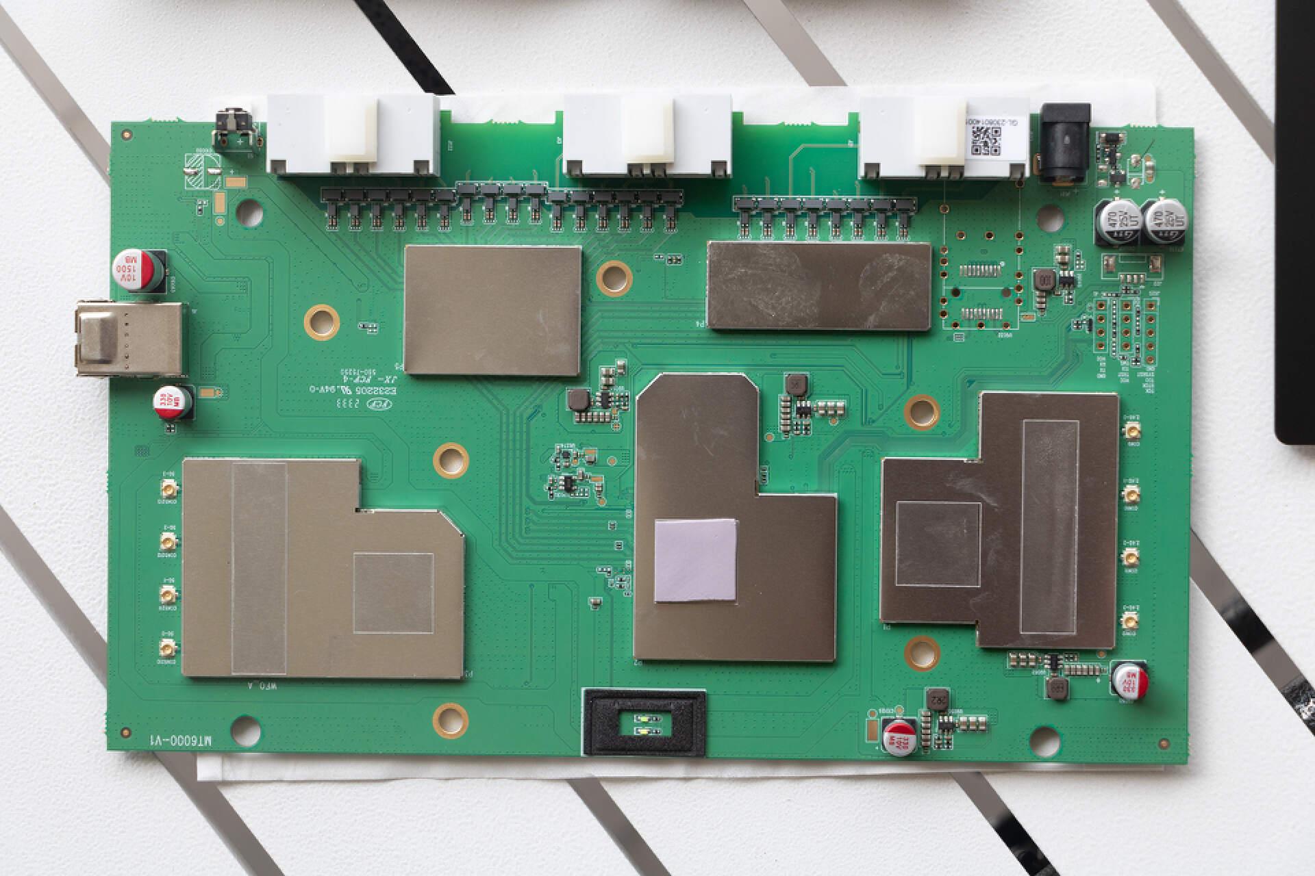 双2.5G+开源OpenWRT，这台AX6000路由器有"亿"点不同！GL-MT6000开源路由器上手体验，软路由+硬路由的完美结合体！