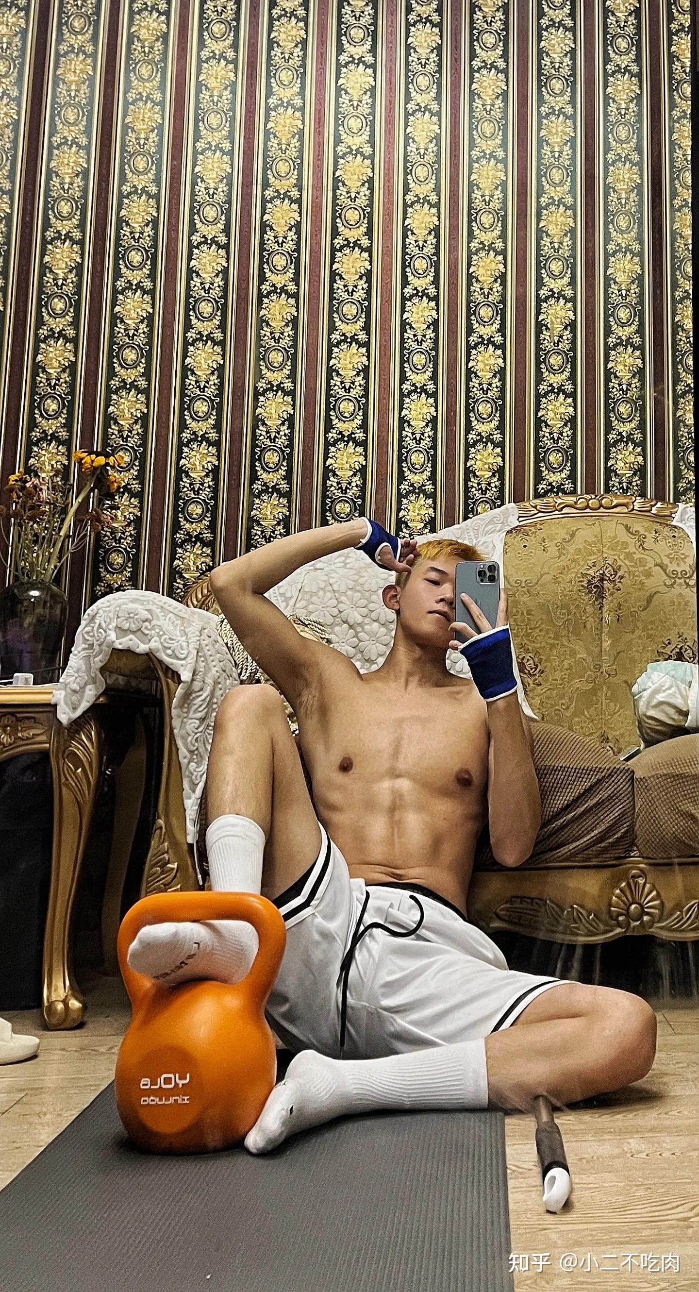 推上19万粉的长腿薄肌网红小哥哥——Logan在隔壁！ - 知乎
