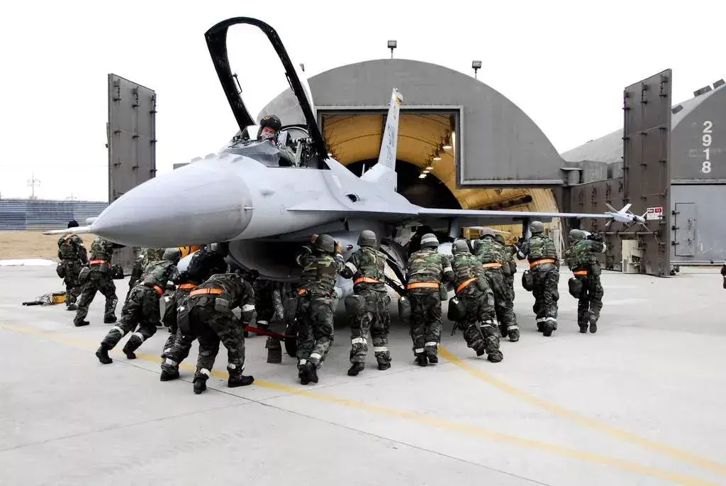 实力陡增！台军接装66架F-16V，歼-10C能打得过吗？ - 知乎