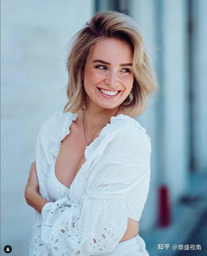 朱莉娅·罗梅尔特 (Julia Römmelt) 一位笑起来超级好看的美丽女士 - 知乎