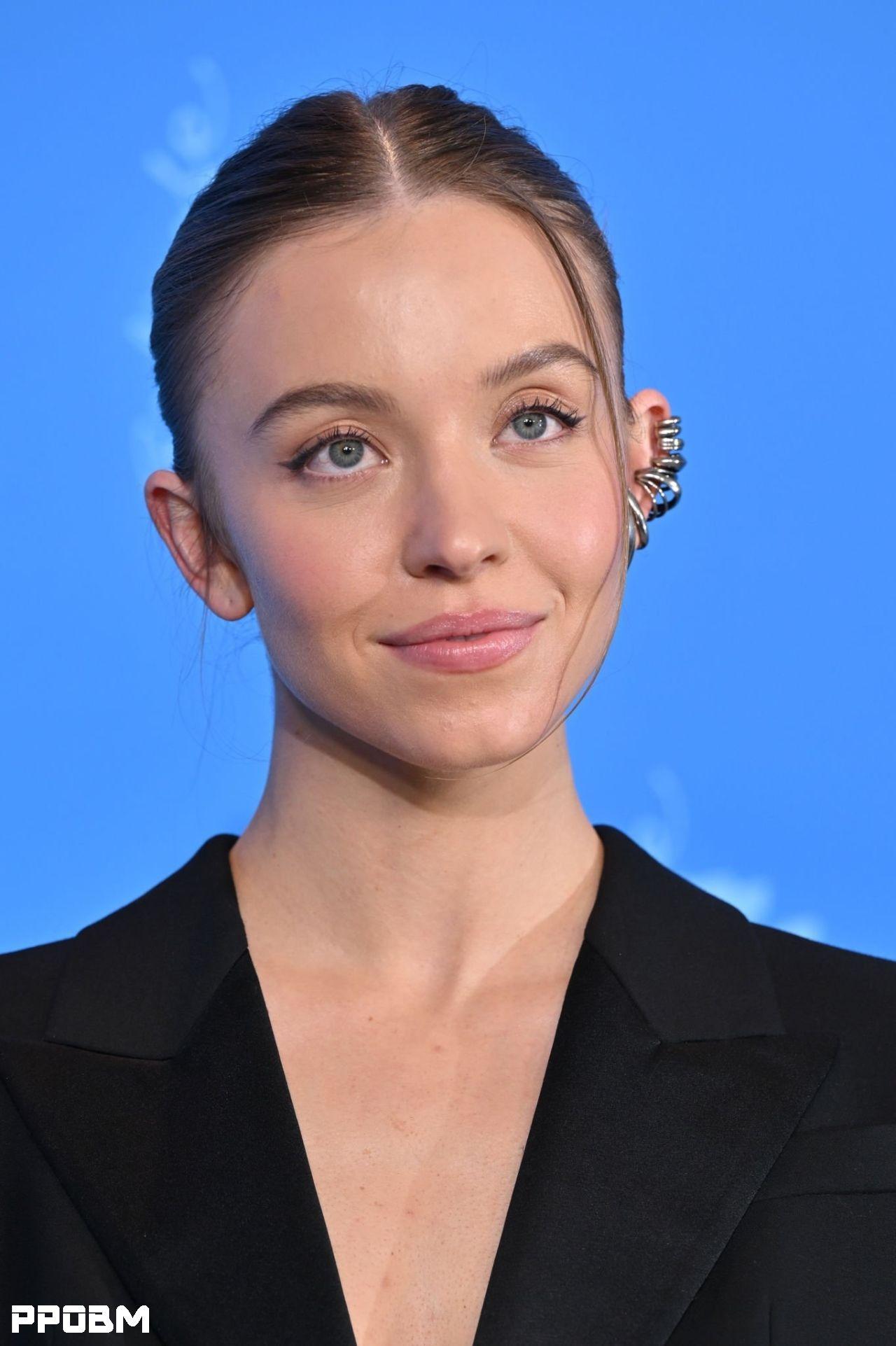 女星Sydney Sweeney现身柏林电影节并出席新闻发布会 - 知乎