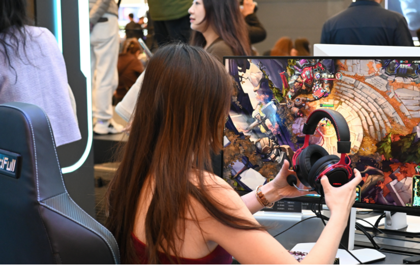 雷鸟重磅新品闪耀AWE2025，许昕空降体验雷鸟32U8显示器 - 知乎