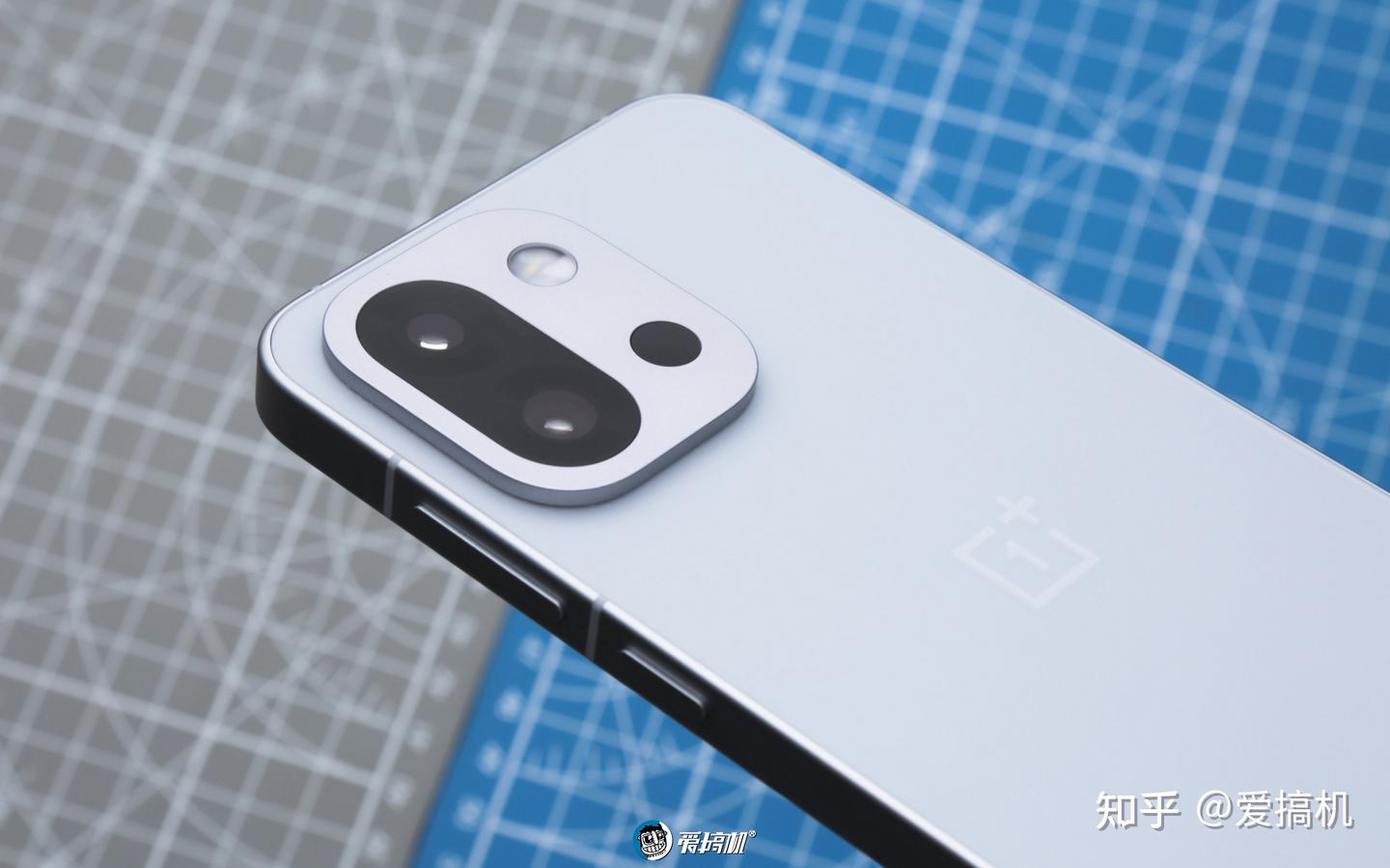 2899元起小直屏，一加13T评测：大电池骁龙8E，小小的也很可爱啊 - 知乎