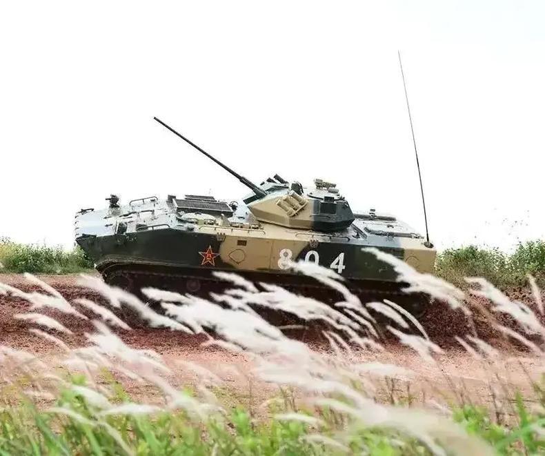 ZBD-03式伞兵战车：空中利刃，陆地先锋 - 知乎