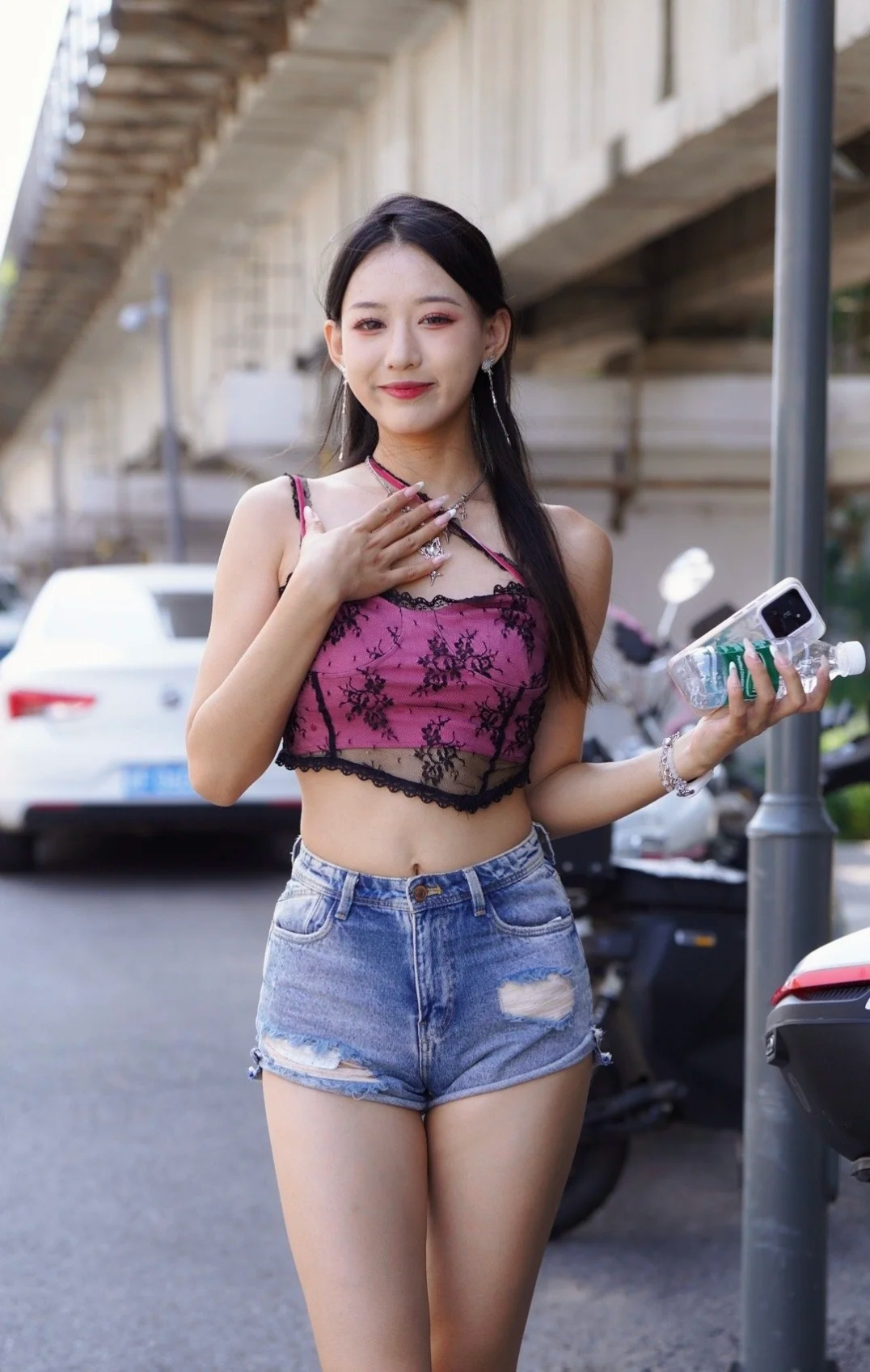 吊带牛仔裤才是yyds！9个辣妹街拍动作，性感显身材，帅爆了 - 知乎