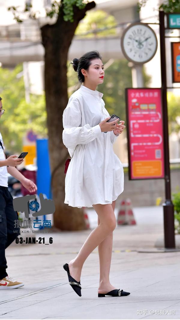 街拍：美女性感衬衫裙突显优雅气质，犹如温婉自然的邻家小妹 - 知乎
