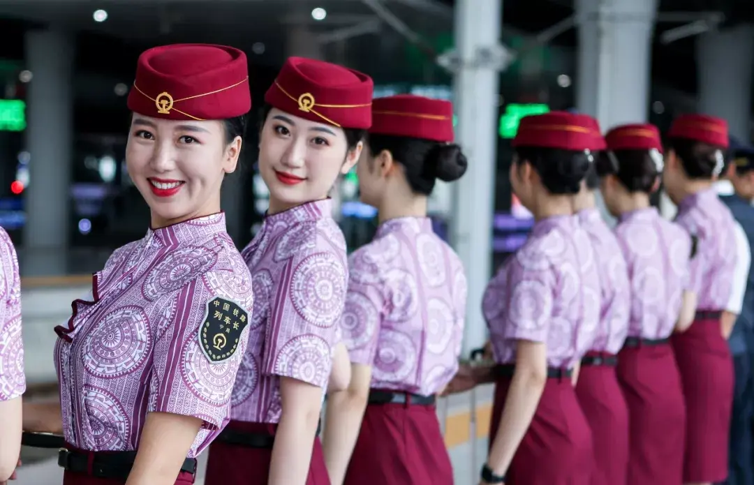 惊艳！铁路新制服正式亮相！小哥哥小姐姐实拍来啦 - 知乎