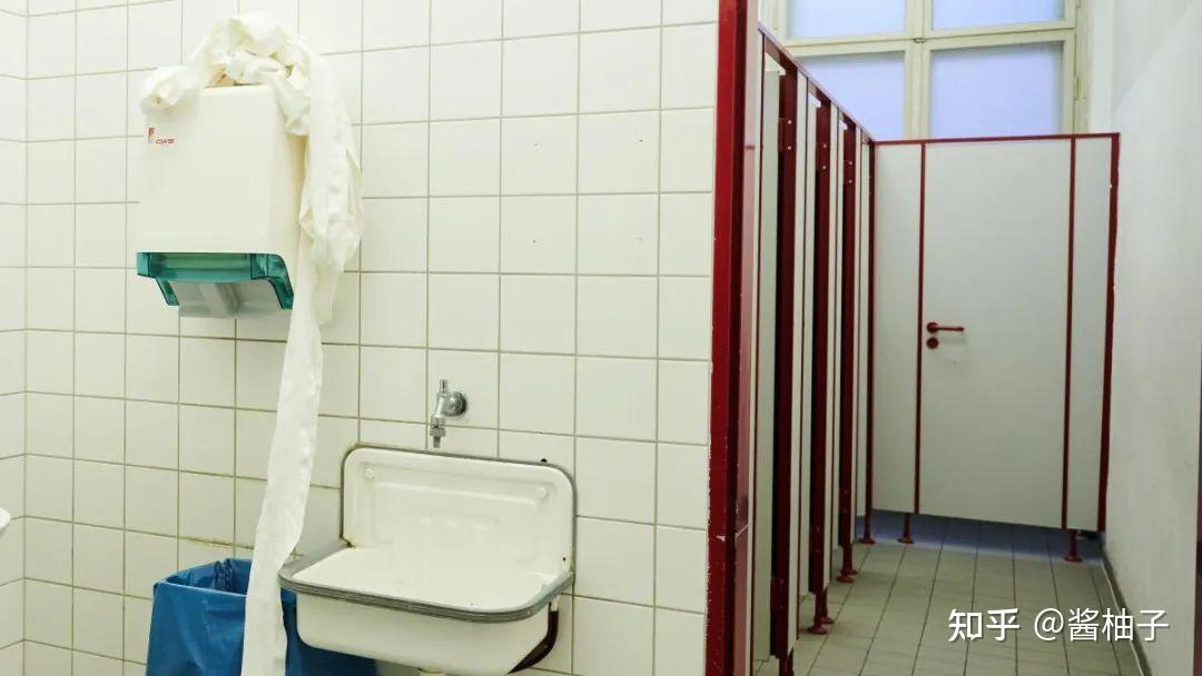 德国学校厕所冲上热搜，不到半数的厕所能正常使用 - 知乎