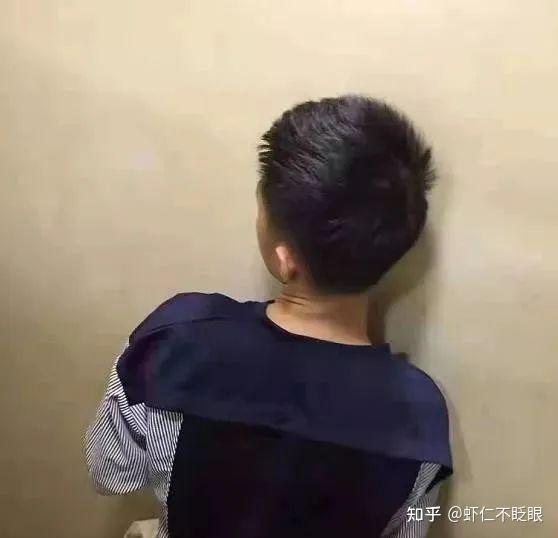 竟然有人在厕所干这事？毁三观的厕所“鸟洞” 知乎