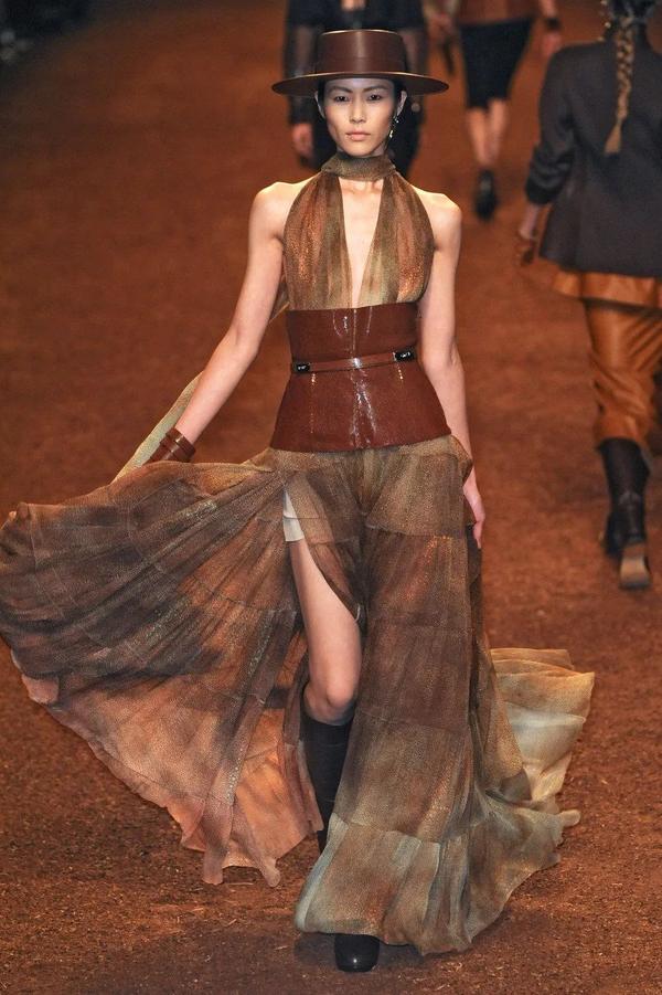 亚洲首位“升仙”90后超模来了！常年179cm/46公斤的崔素拉 - 知乎