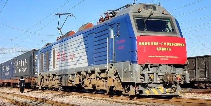 由HXD2B型机车牵引的首列快速多式联运班列驶向广州 - 知乎