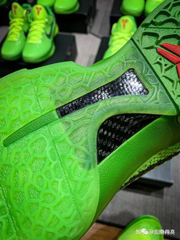 曼巴外形的nike科比zk6战靴发售 如加上已减配后跟zoom气垫更好 - 知乎