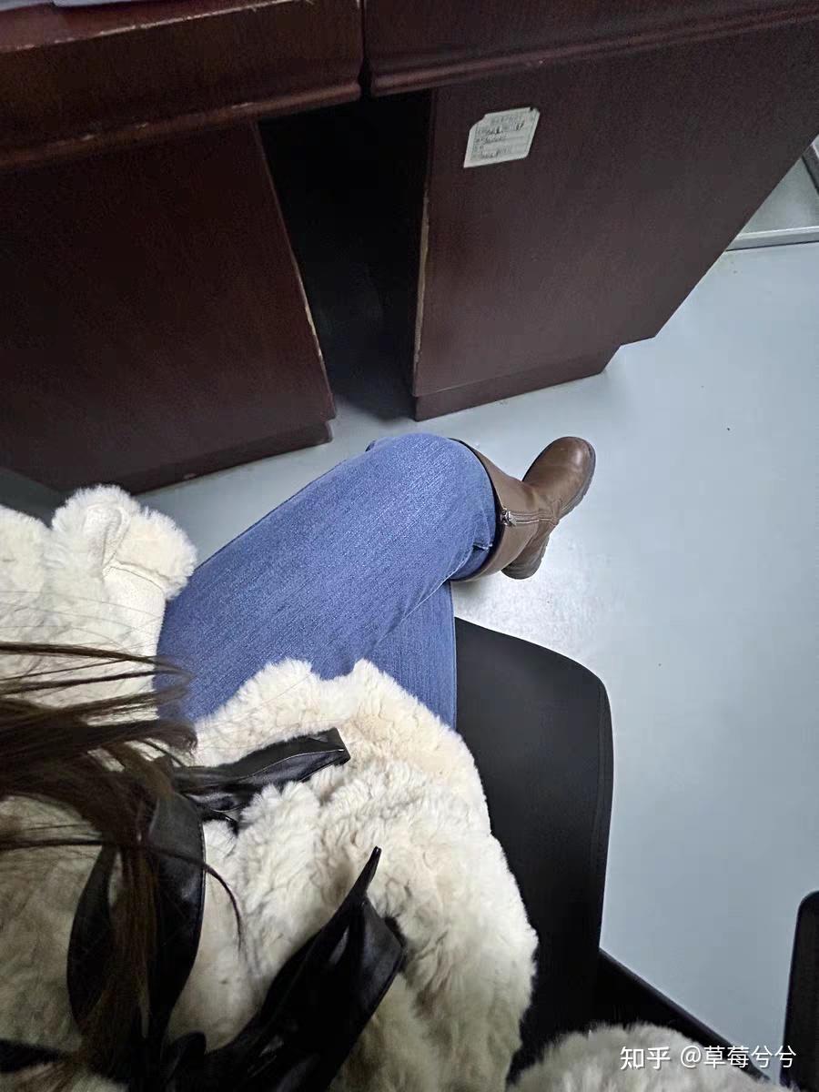 为什么女生牛仔裤坐下来中间会鼓包？ - 知乎