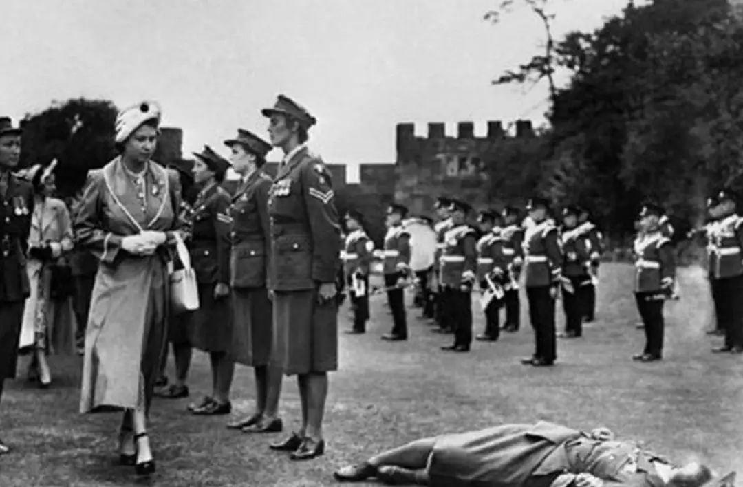 老照片：德军搂着苏联的赤脚女郎 - 知乎