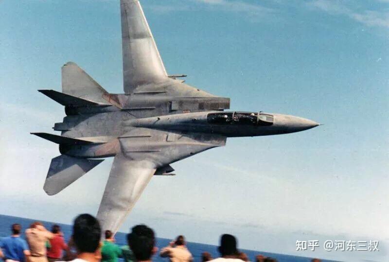 经典只有一次，一张F14最著名照片，记录美苏两起违纪特技飞行 - 知乎
