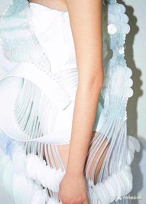 帕森斯MFA服装毕业生Shie Lyu入围2019年H&M设计大奖，有机玻璃塑料管极致的编织工艺 - 知乎