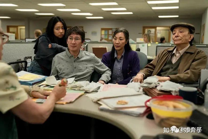 如何评价杨紫琼主演的电影《瞬息全宇宙》？