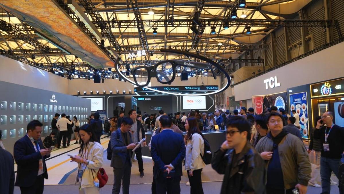 雷鸟32U8显示器AWE2025首秀，许昕认证“冠军标准” - 知乎