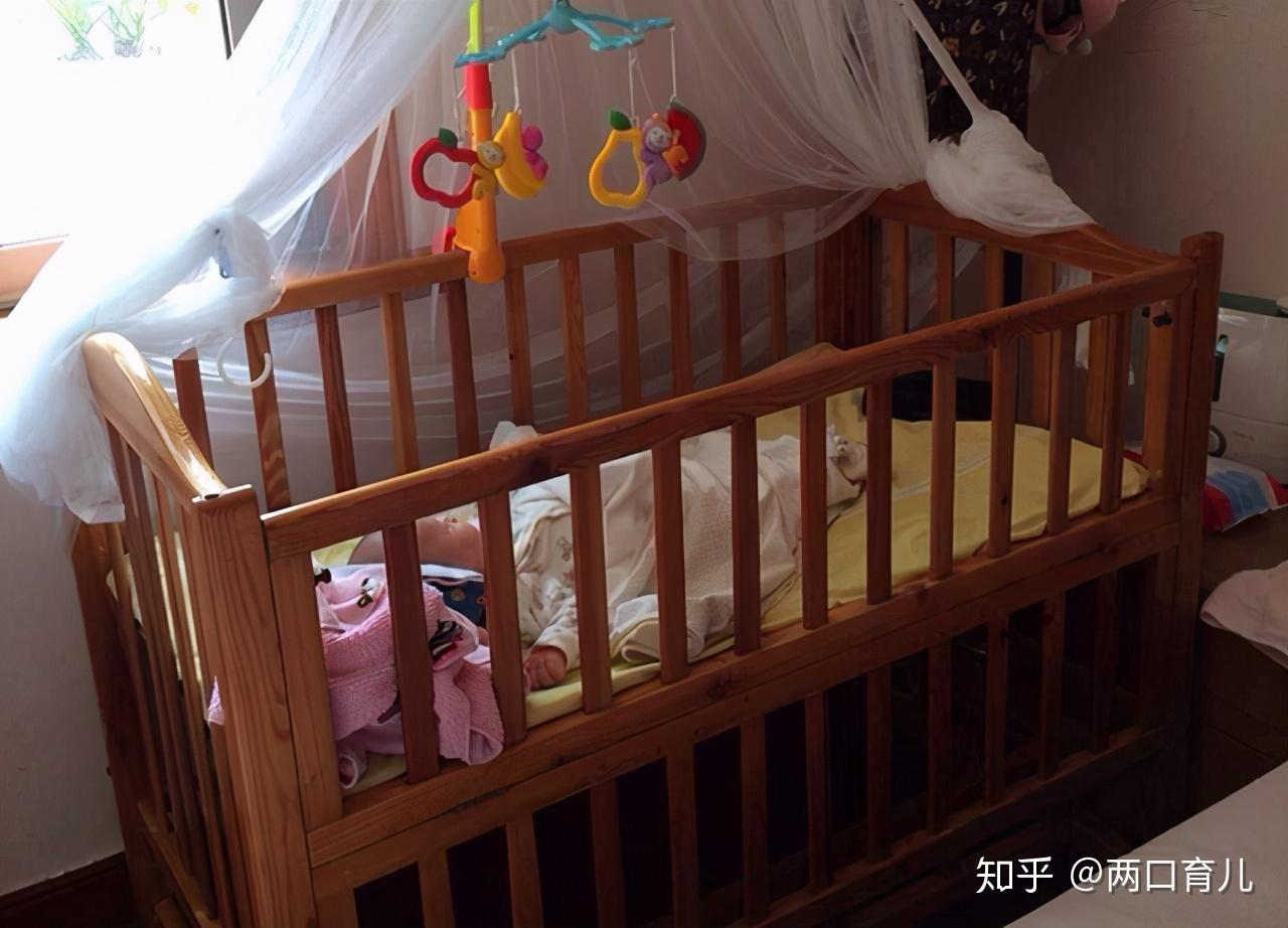宝宝睡婴儿床or和大人一起睡，哪个更好？两者各有利弊 知乎
