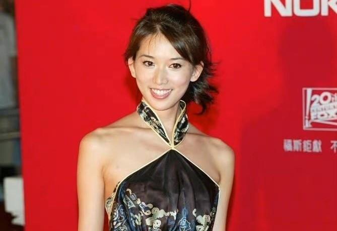 林志玲一点不像奔五的人 穿黑色连衣裙配长卷发 比25岁时更美 知乎