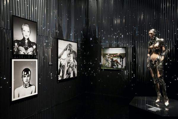 展览｜Thierry Mugler：只不过想脱离人体，做一场性感的梦 - 知乎